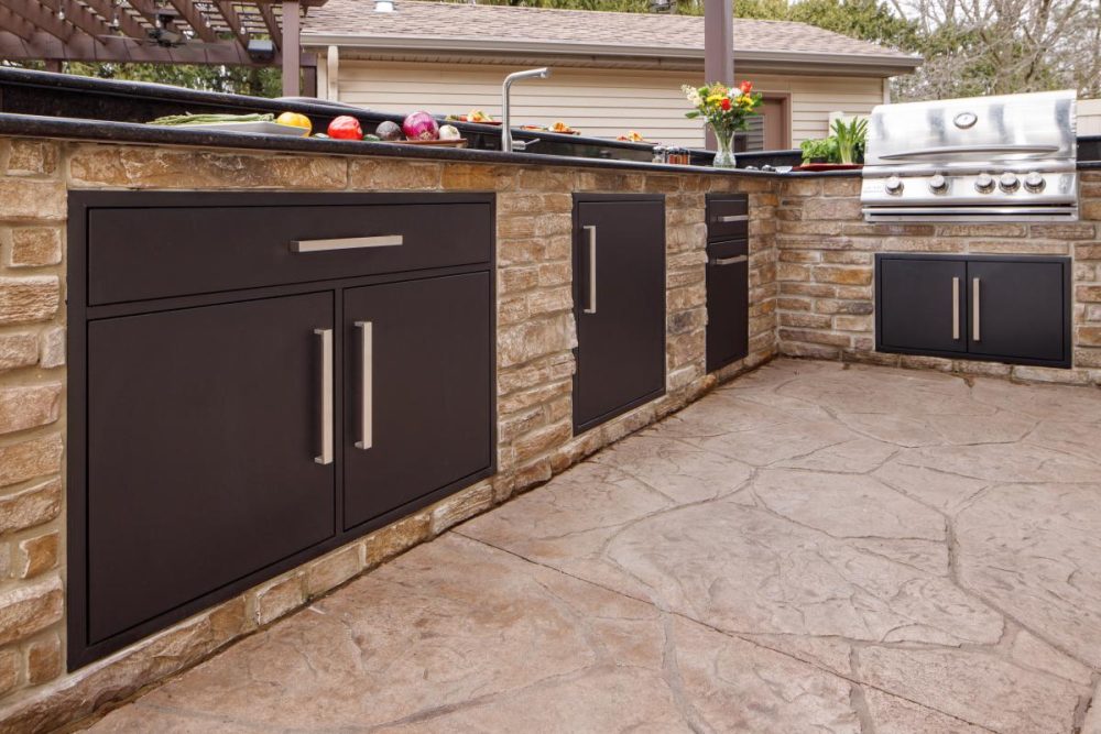 5 Items You Should Have in Your Outdoor Kitchen Cabinetry
